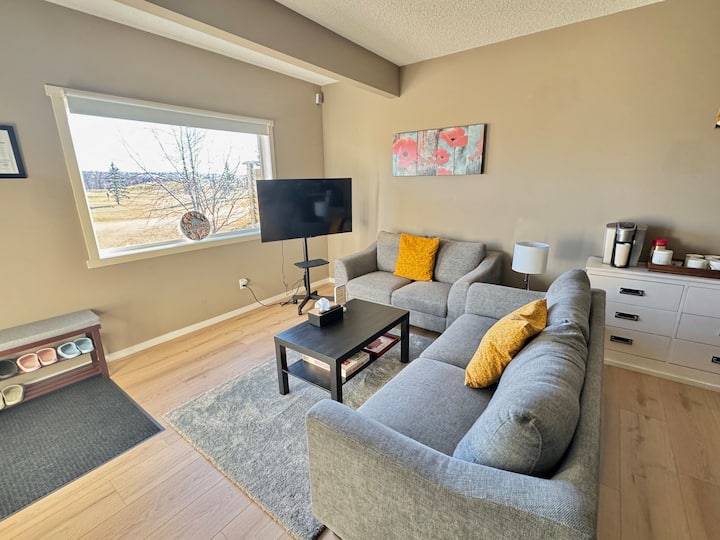 安静舒适的两卧走出式单元,免费停车。 - Calgary