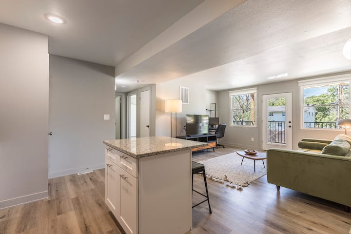 Quiet Renovated Apt. Across From Eiu - Charleston, IL