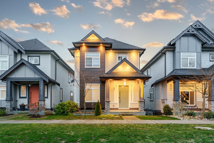 Modern 3br 3.5ba Family Home In South Surrey - Langley, BC