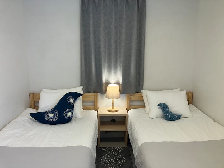 "Cafe &Stay Flyway" タイニーホテルのシンプルな個室 / シャワー・トイレ付 - 秋田県