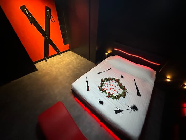 S L’écrin Noir – Love Room Avec Balnéo à Sedan - Sedan