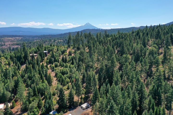 Secluded Mountain Retreat Near Amenities Sleeps 4 - Eagle Point, OR