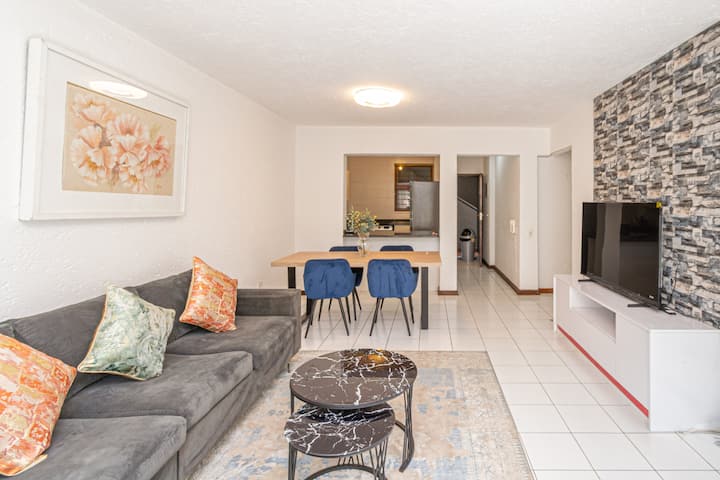 Sandton City 3 Bedroom Apartment With Balcony - Sandton