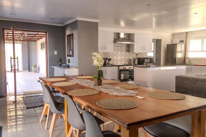 Amari House, Where Luxury Meets Serenity - Grotto Bay