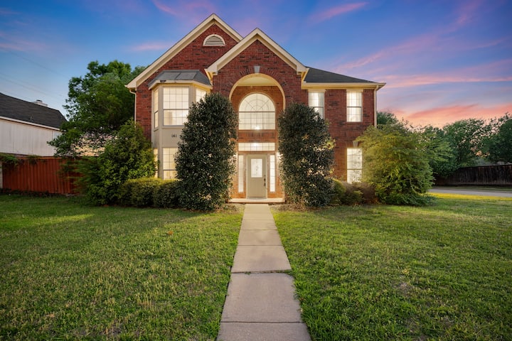 Luxe Family Retreat | 4br Oasis W/ Pool - Grand Prairie, TX