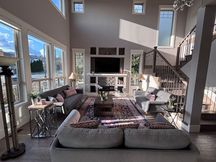 Bright & Peaceful Burke Mountain Getaway Home - Coquitlam