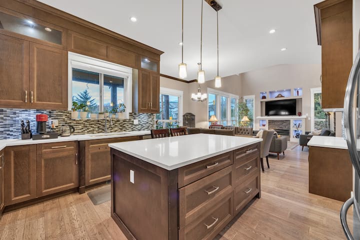 Bright & Spacious Burke Mountain Getaway Home - Coquitlam