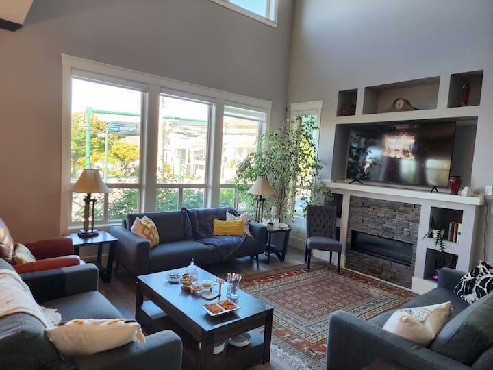 Spacious Bedroom With Private Ensuite Bathroom - Cypress Mountain