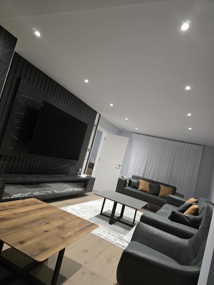 Modern And Stylish 3 Bedroom Home Near Town Centre - Hemel Hempstead