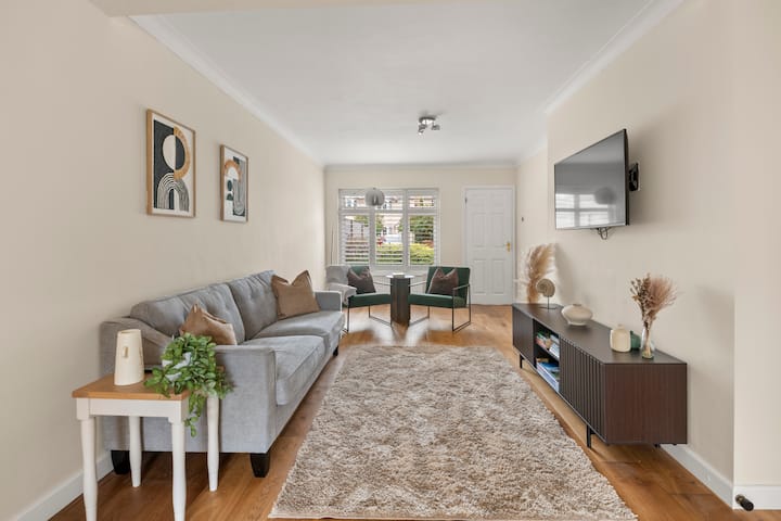 Stylish 3 Bed House | Free Driveway Parking - Slough
