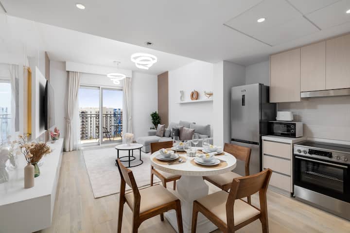 Sleek Yas Getaway W/ Ferrari World & Canal Views - Abu Dhabi