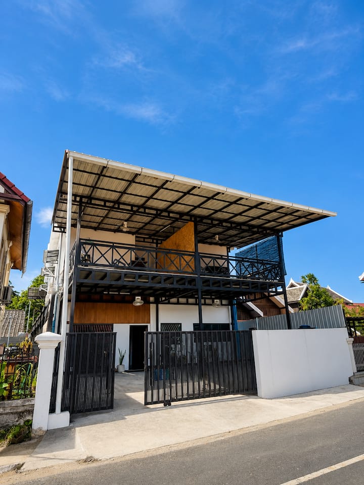 Modern 3 Bedroom Home • Central • Full Kitchen - Laos