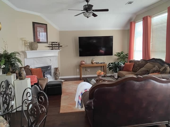 “Here Comfort Meets Charm-the Perfect Getaway!” - Grand Prairie, TX