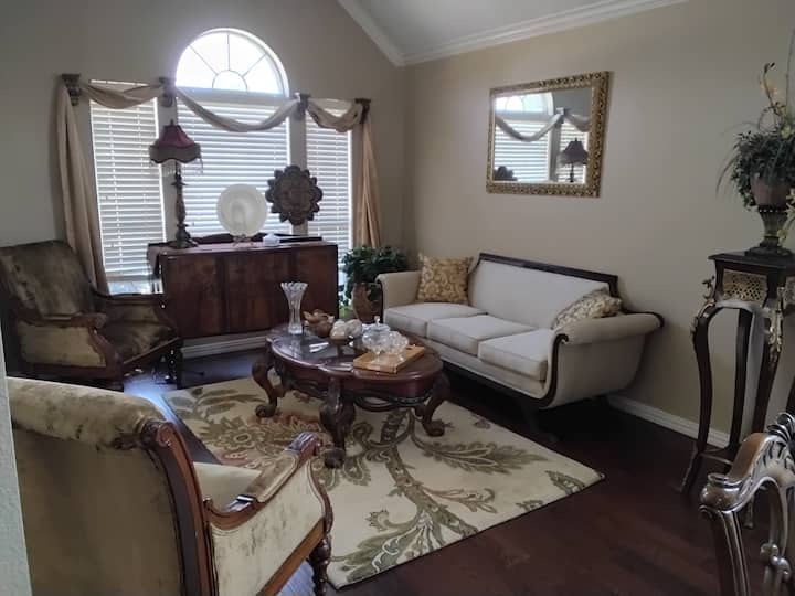 “Here Comfort Meets Charm-the Perfect Getaway!” - DeSoto, TX