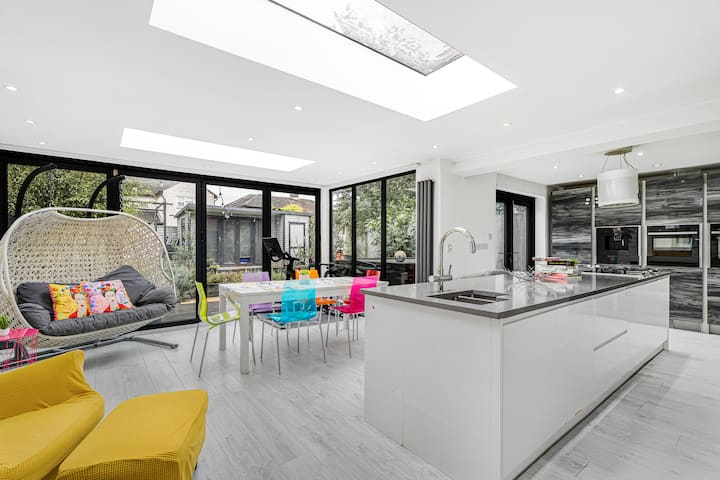 Spacious Bright House Parking Near Stansted London - London Stansted Airport (STN)