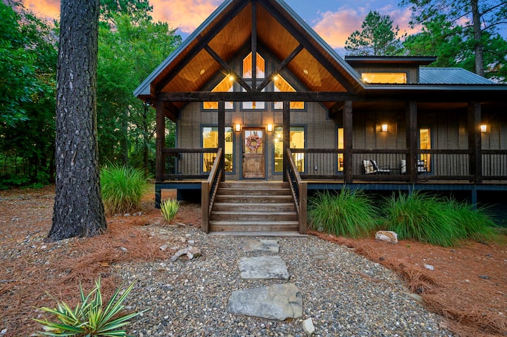 Couples Retreat | Hot Tub, Firepit & Cozy Comforts - United States