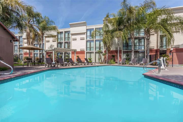 Wyndham Visalia | 2 Queen | Pool | 2 Units - Visalia, CA