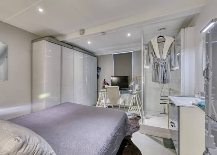 Petite Chambre Avec Douche En Centre-ville - Beauraing