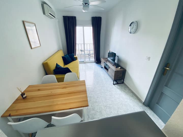 Renovated Apartment Next To Palm Avenue & Beach - Torrevieja