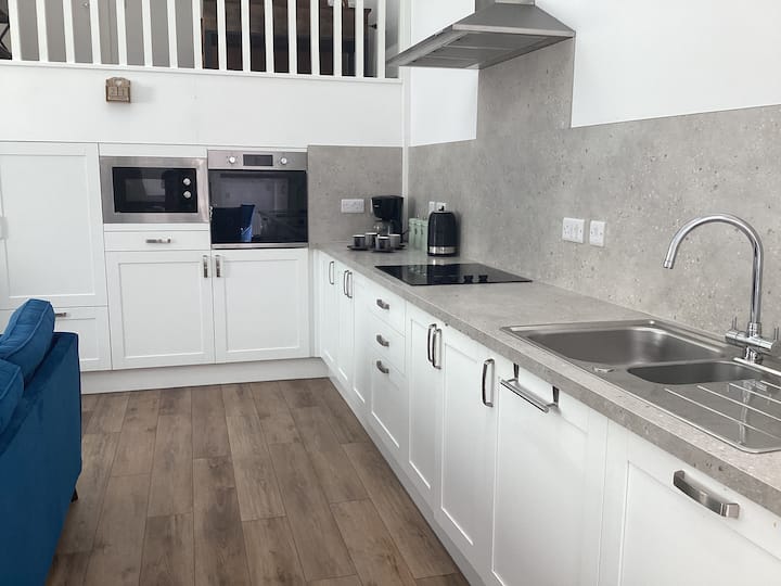 Comfy Duplex With A Modern Feel, Great Location! - Edinburgh