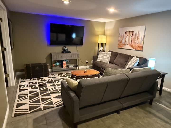 Whole Basement Suite • Kitchenette + Easy Checkin - Lincoln Children's Zoo, Lincoln