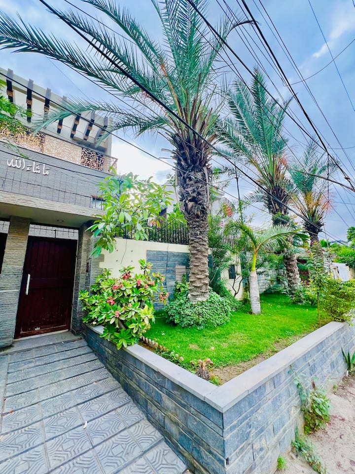 Luxury 6br Villa W/ Pool, Theatre & Rooftop & Pool - 카라치