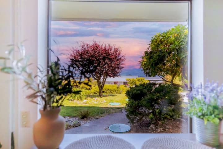Cozy Garden 4br/1ba Lower Unit W/ Ocean Views - La Conner, WA