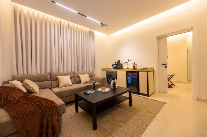 Modern Apt Near Airport • 75” Tv • Private Parking - Jeddah King Abdulaziz Airport (JED)