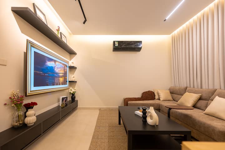 Modern Apt Near Airport • 75” Tv • Private Parking - Jeddah