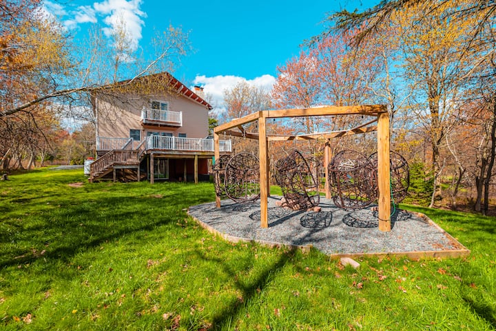 Spacious Pocono Getaway For Families & Friends - Mount Pocono, PA