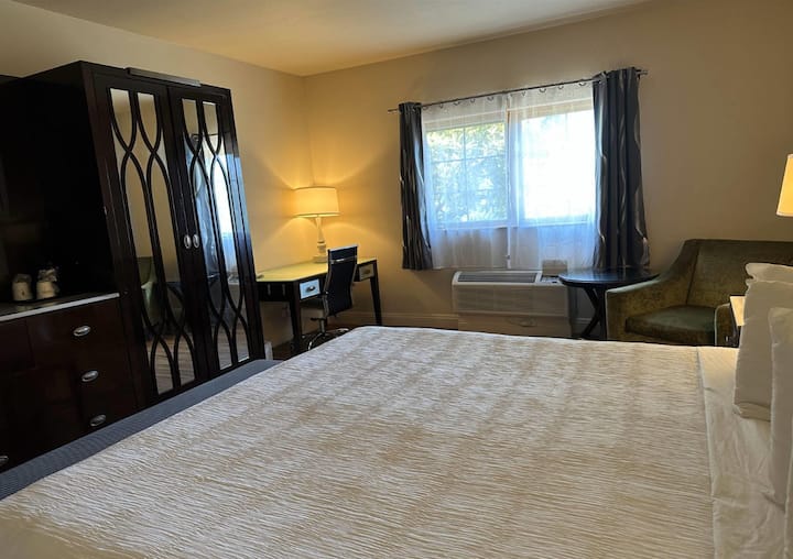 Rocklin Park Hotel | 1 King | With Balcony | Pool - Roseville, CA