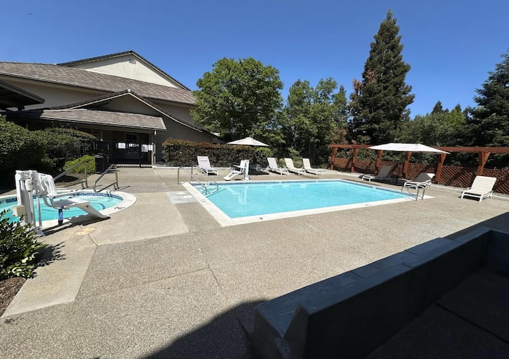Rocklin Park | 2 Queen Premier | Free Parking - Roseville, CA