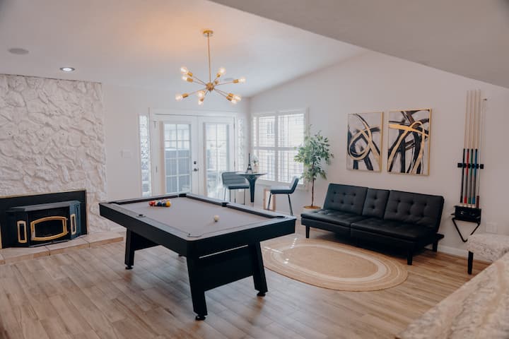 La Villa Rosé Luxury Swim Spa, Yard & Pool Table - Albuquerque, NM