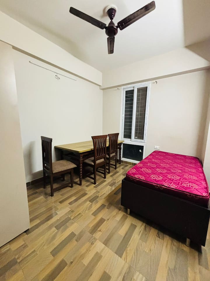 Spacious 3bhk Flat, Located In Posh Area Gorakhpur - Gorakhpur
