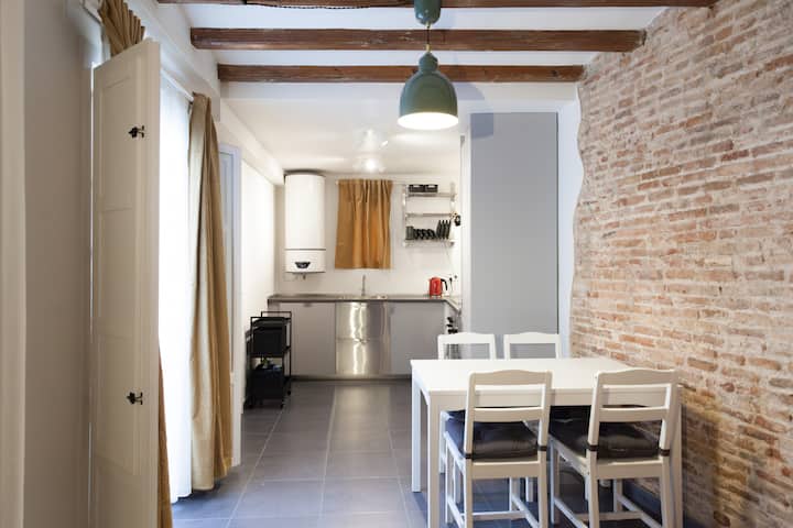 3-bedroom, 1 Bathroom + Office Room Near Macba - Barcelona
