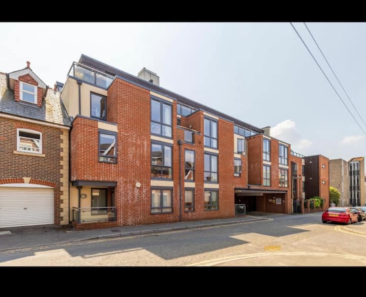 Flat In Town Centre With Underground Parking Space - イギリス ギルフォード