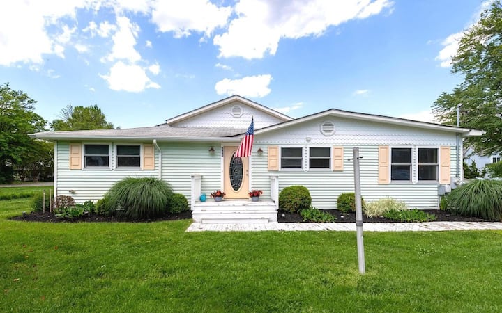 Neon Moon Beach Cottage - North Beach, MD