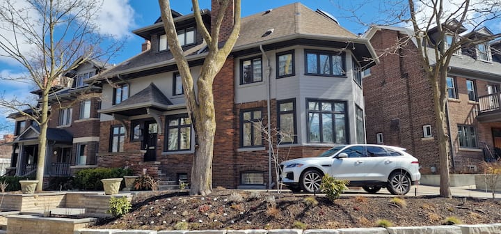 Spacious Home Steps From Park Subway & Shopping - Toronto