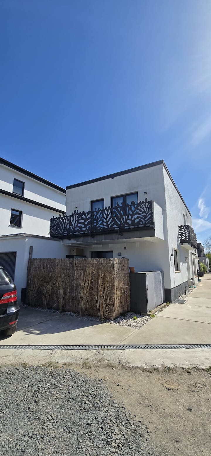 Moderne Maisonette-wohnung Mit Terrasse & Balkon - Bonn
