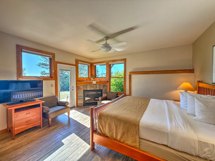 Lakefront Lower King Guest Room - Lutsen, MN