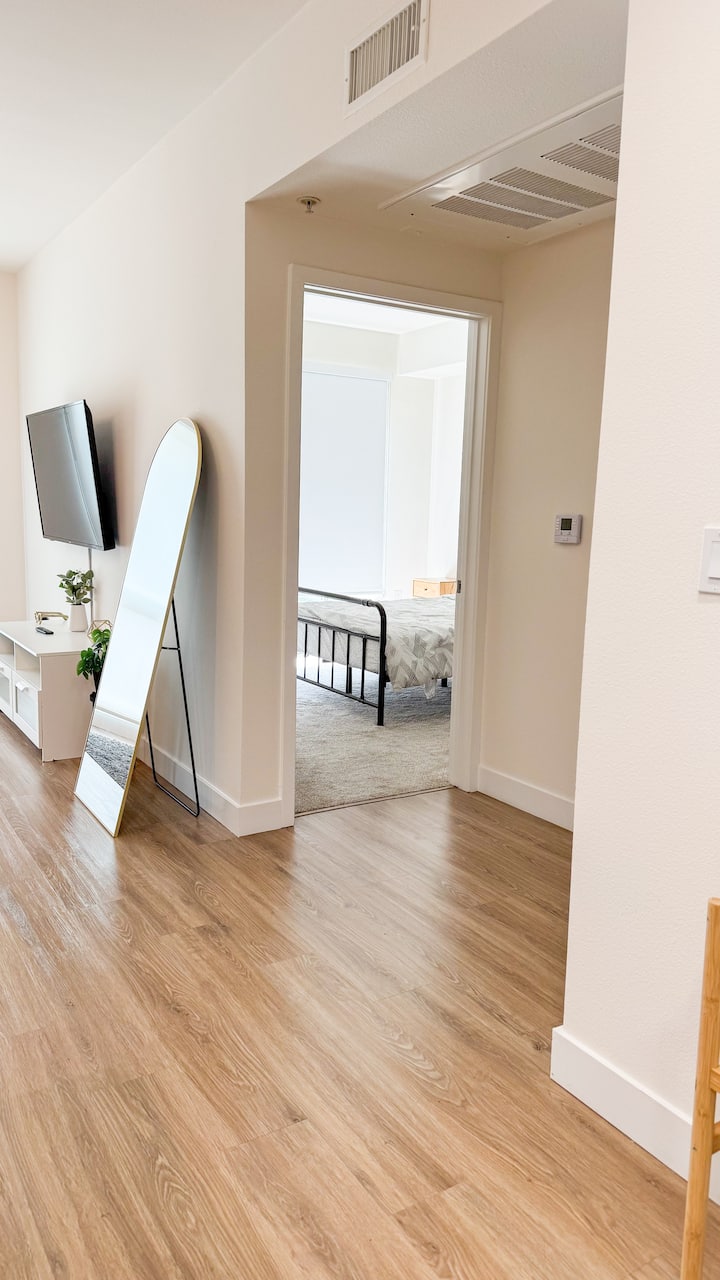 Modern Lux 1br W/ Free Parking - Hollywood, CA