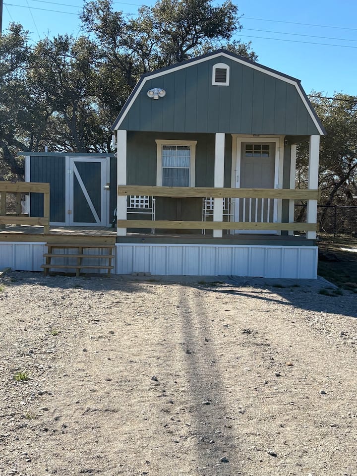 "La Ranita" - A Private Fenced Tiny Cabin - Lake Brownwood, TX