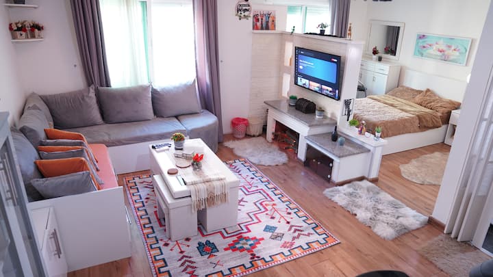 A Cozy, Modern Studio Located In Shmeisani - Ammán