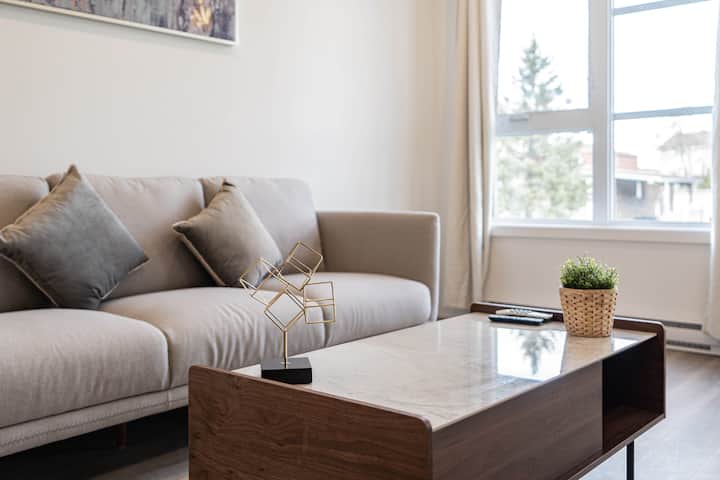 Longueuil Getaway • 3br • Backyard • Parking - Brossard