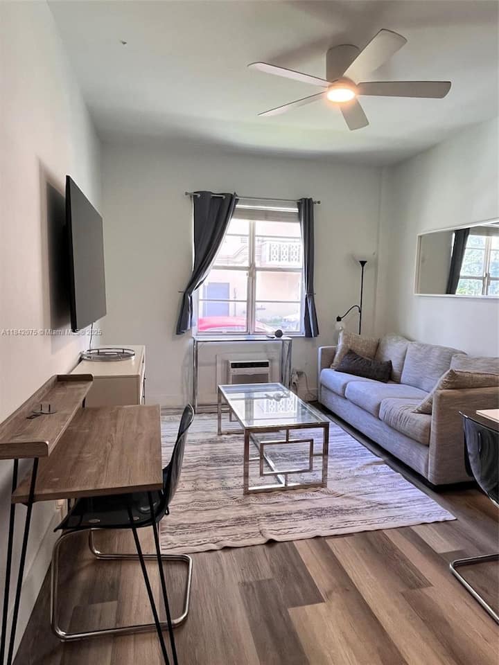 Sea & Style · Chic 1-bedroom Retreat - Miami Beach, FL