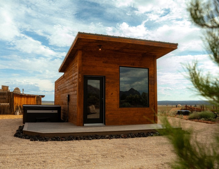 Modern Desert Cabin With Hot Tub & Sauna Access - Arizona