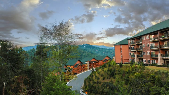 2br Mountain Cabin W Balcony, Fireplace & Tub - Gatlinburg, TN
