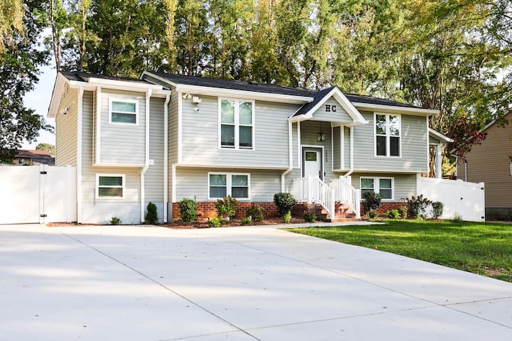 Holmes Community Home Away From Home 9 Bedrooms. - Charlotte, NC