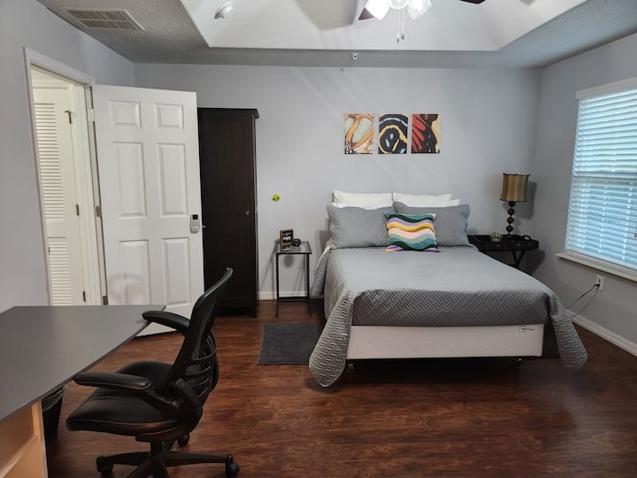 Quiet Top Floor Room + Private Bath - Lake Mary, FL