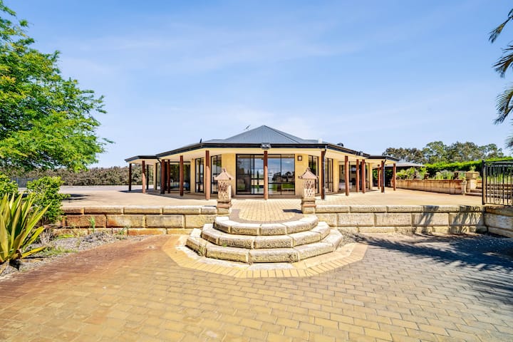 Bullsbrook Farm Stay - Llamas, Farm Animals & Pool - Perth